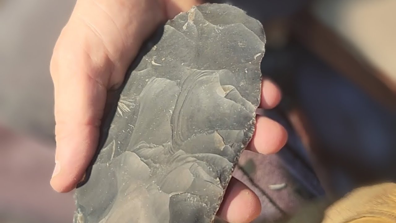 Knapping off big georgetown flint flakes to make arrowheads and ...