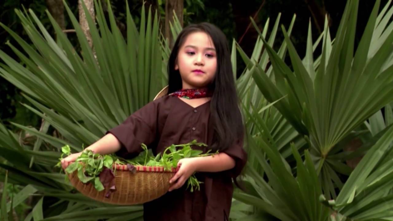 Bé Tường Vy - TÍA MÁ EM - YouTube