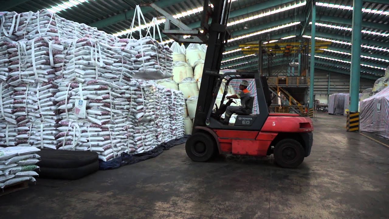 forktruck loading sling bags - YouTube