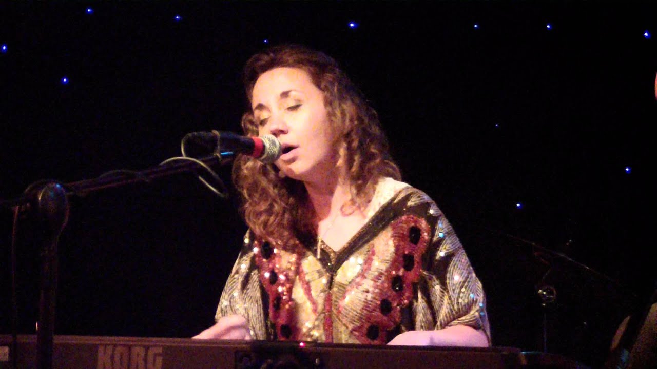 Molly Rae - Pillow Case (Live at Club Cafe) - YouTube