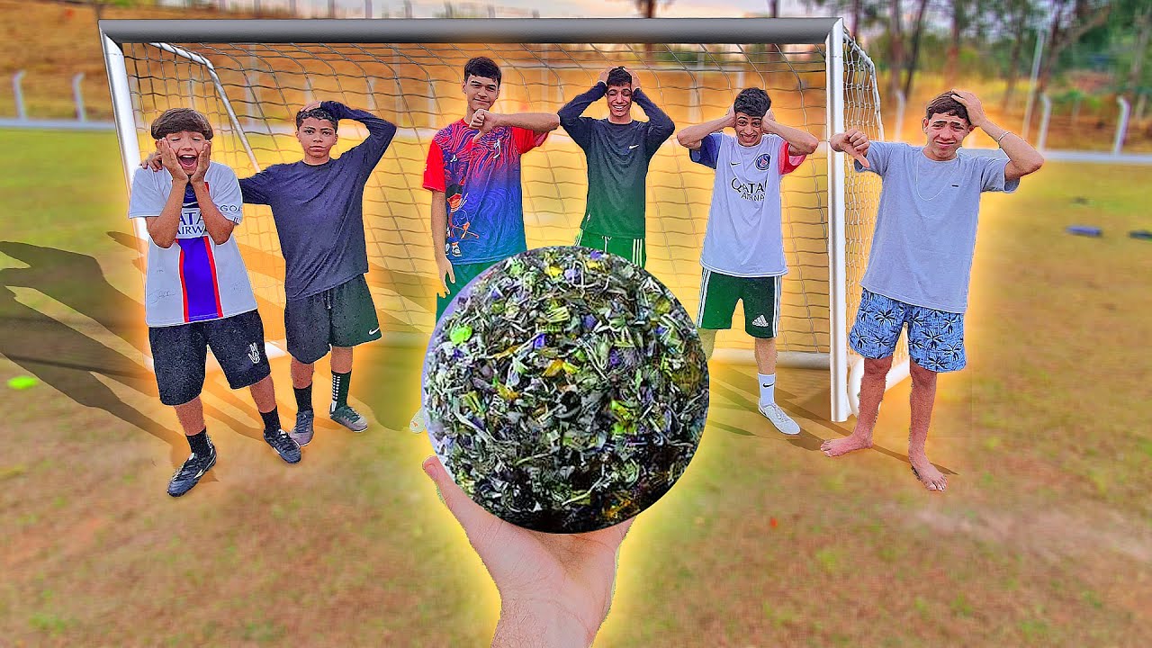 JOGANDO FUTEBOL COM A PIOR BOLA DO MUNDO - YouTube