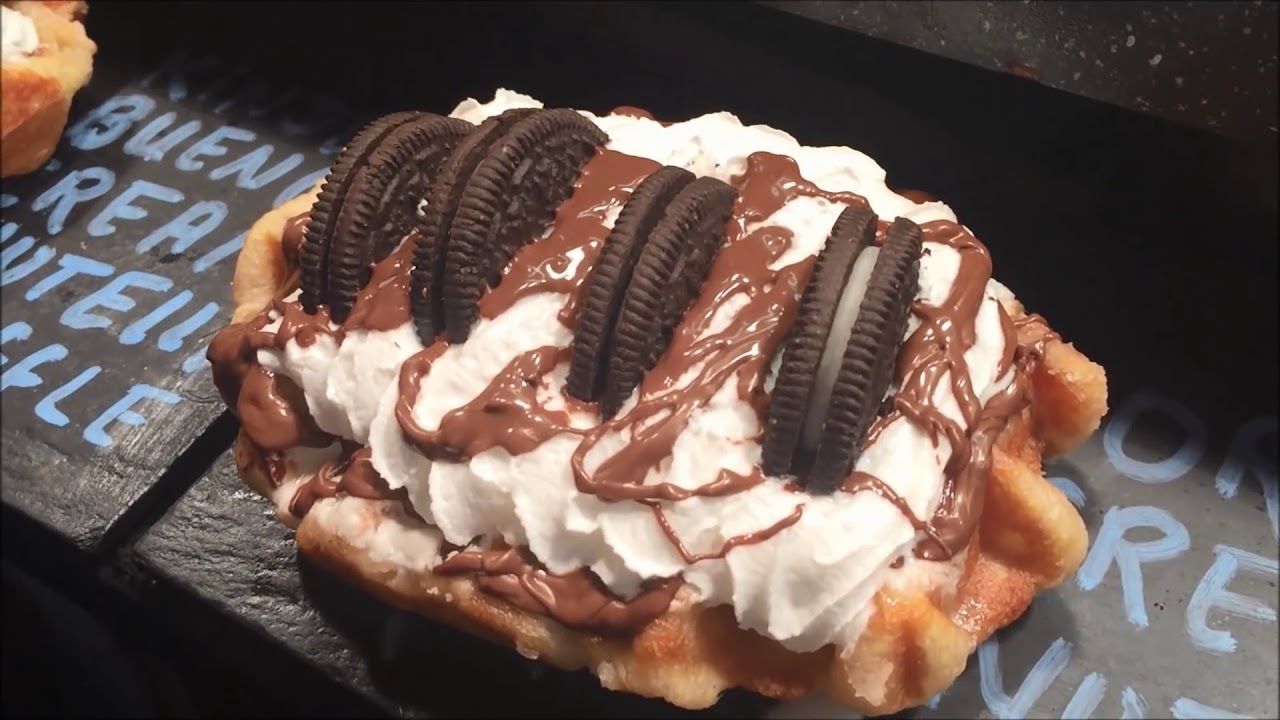 NUTELLA & KINDER BUENO WAFFLE | LONDON STREET FOOD - YouTube