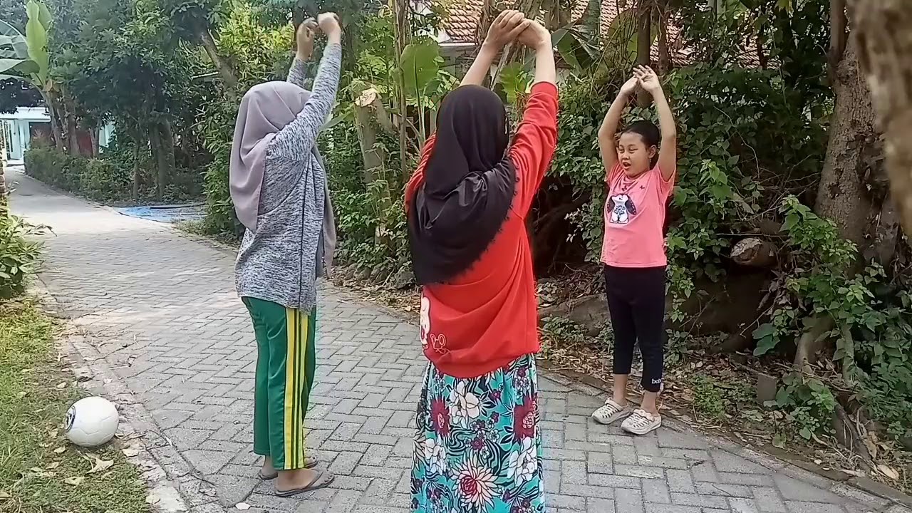 SIMULASI PERMAINAN ESTAFET BOLA - YouTube