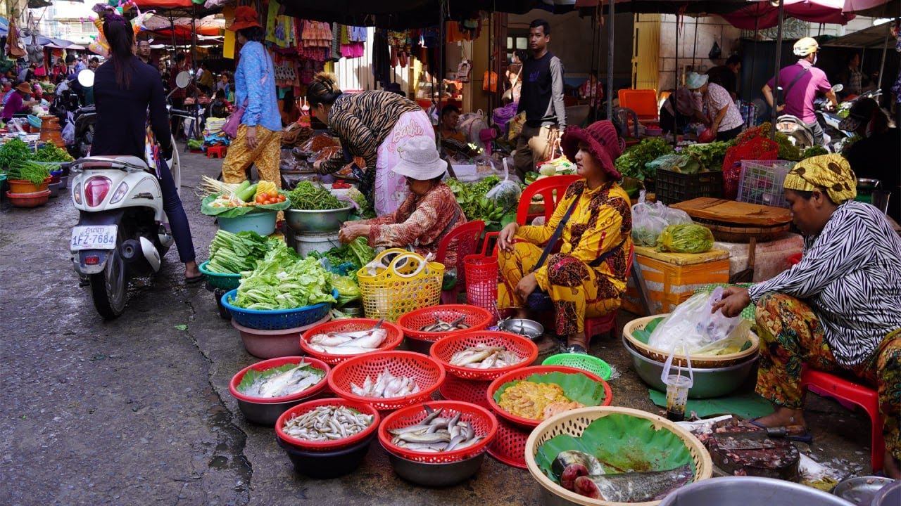Takhmao Chas Food Market Scene - Plenty Water Melon, Snake, Frog, Fish ...