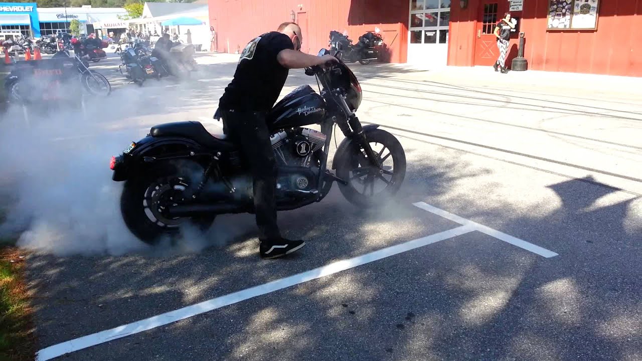 Harley Davidson FXD Circle Burnout - YouTube