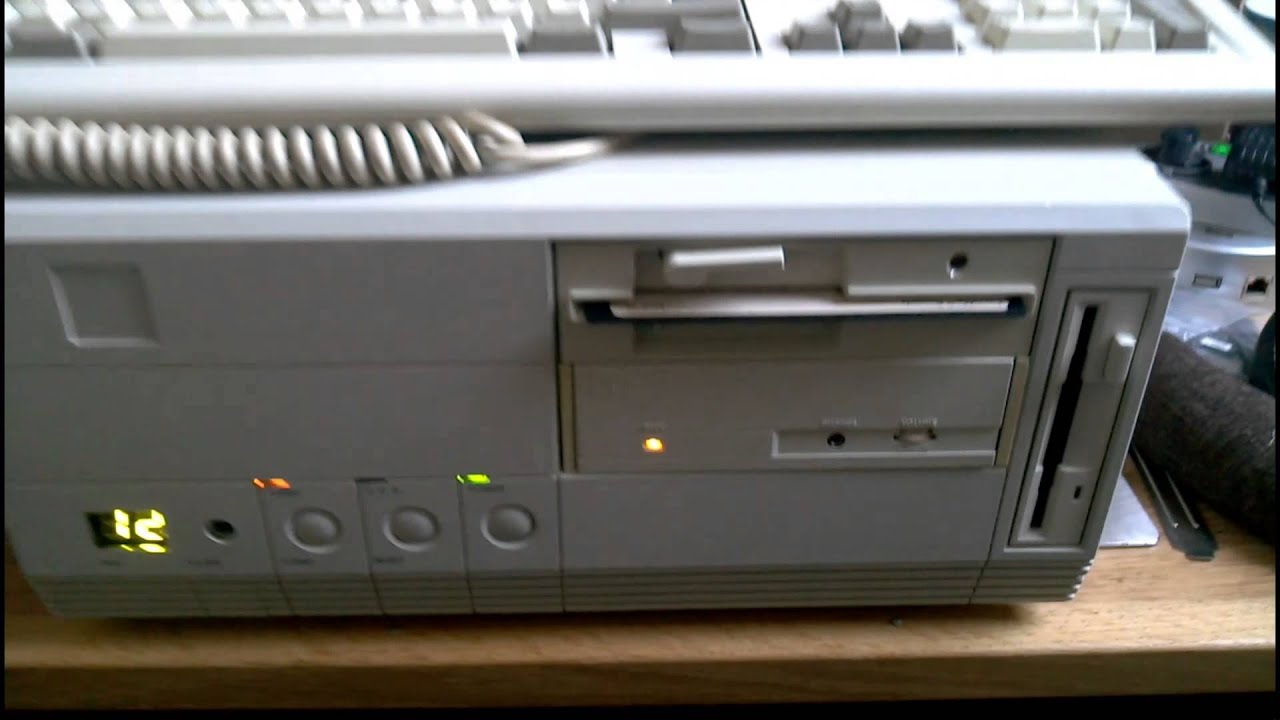 Old Computer playing CD (Talla 2XLC) - YouTube