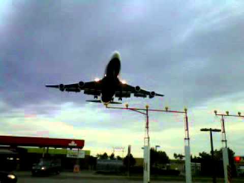 747 fly over - YouTube