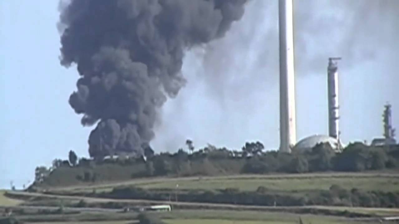 Welsh refinery explosion kills four - YouTube