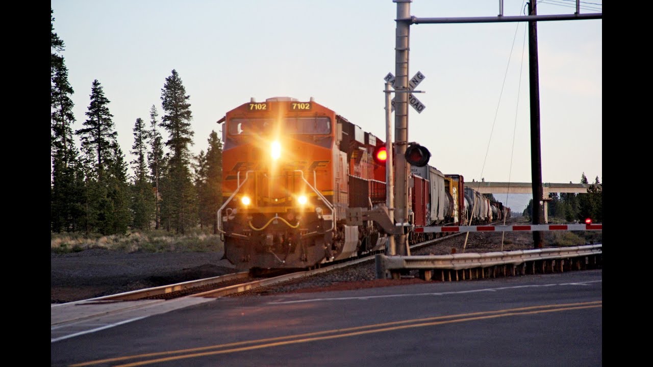 Hello we meet again BNSF 7102 NB with a lovely P5 Crossing HWY 97 - YouTube