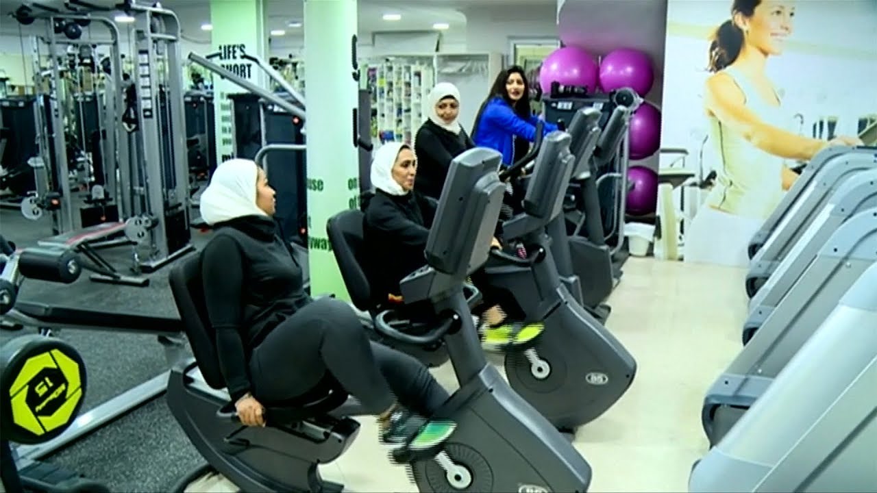 Saudi women take to weightlifting for "shape and beauty" - YouTube
