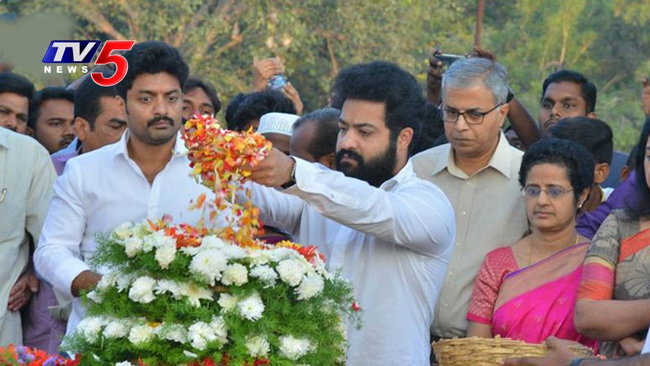 N.T.Rama Rao 21st Death Anniversary: Nandamuri Family Pays Tribute at ...