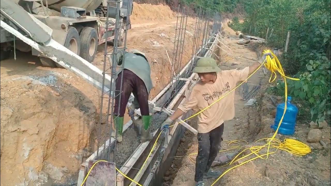 Công tác đổ bê tông thân kè cao 1m - YouTube