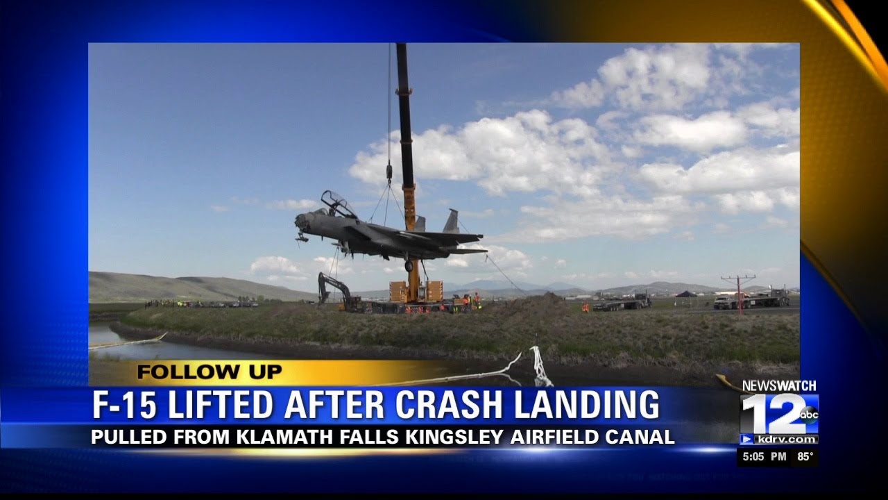 F-15 lifted after crash landing - YouTube