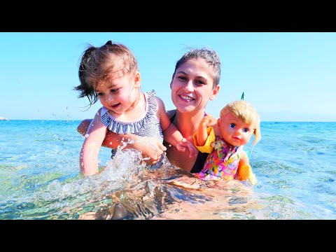 Ayşe Defne ve bebek Gül denize giriyor! Kız çocukları için sahil oyunları!