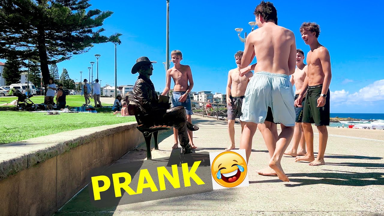 Statue Prank - Fun with People at the beach 😆#funny #prank - YouTube