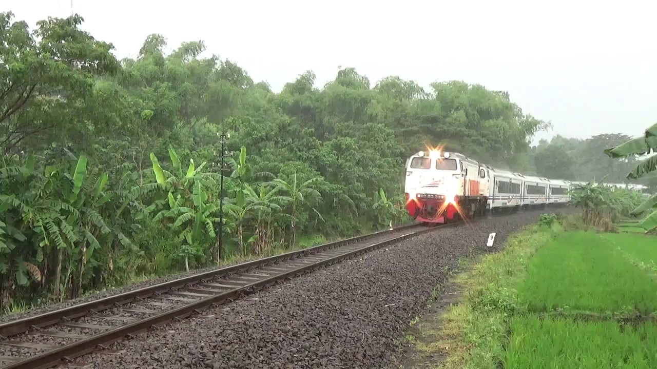 First Video of 2017: CC206 104 Under the Rain with Bima Express Train ...