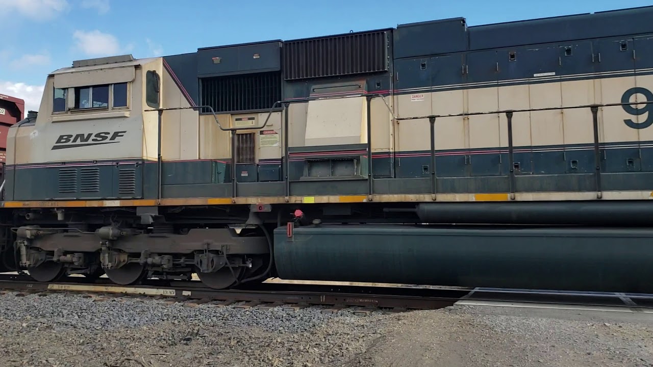 BNSF 8158 SB with a very nice Lashup. - YouTube
