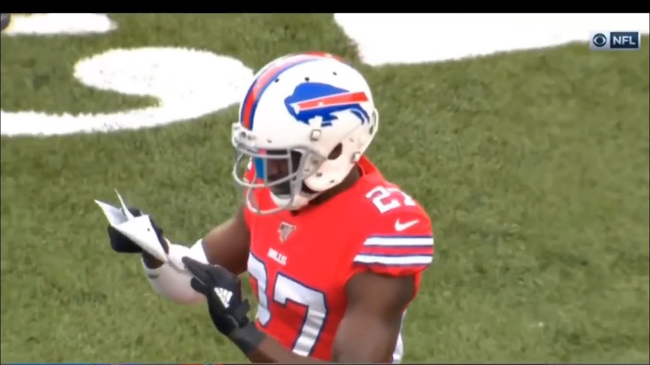 Tre’davious White reads ravens playbook on field - YouTube