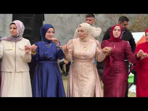 Bütün görümceler , bütün eltiler gelinle beraber halayda