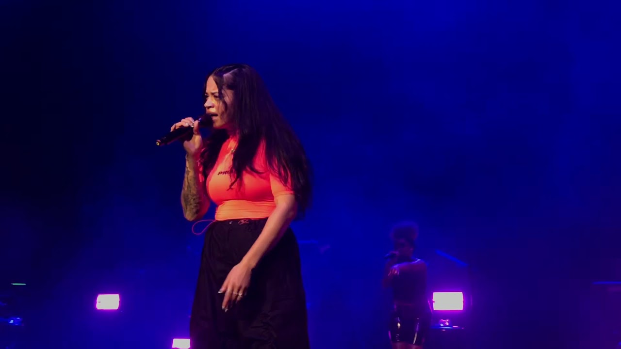ELLA MAI - BOO'D UP ( LIVE ) - YouTube