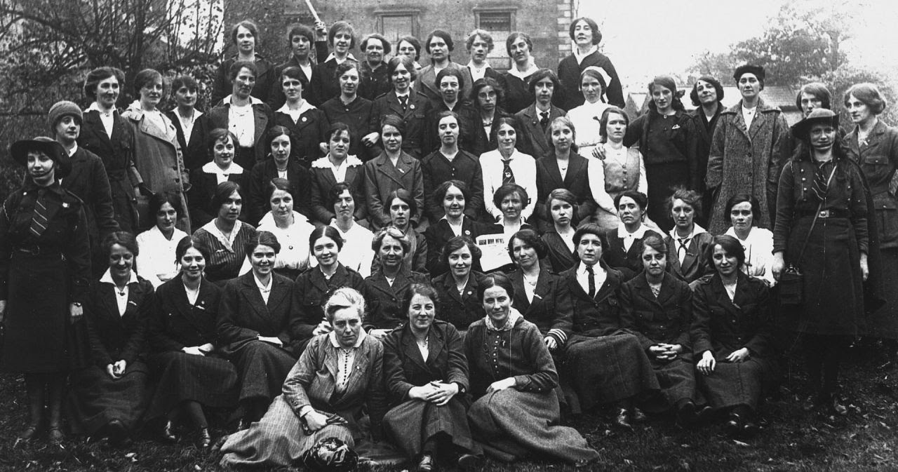 Guns and Chiffon - Women of 1916 and the Irish War of Independence ...