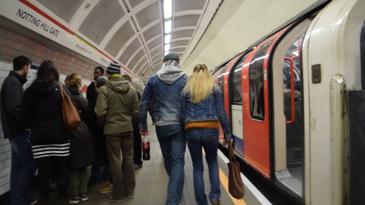 Central line 1992 stock arrives at Notting Hill Gate (HELLFIRE!) - YouTube