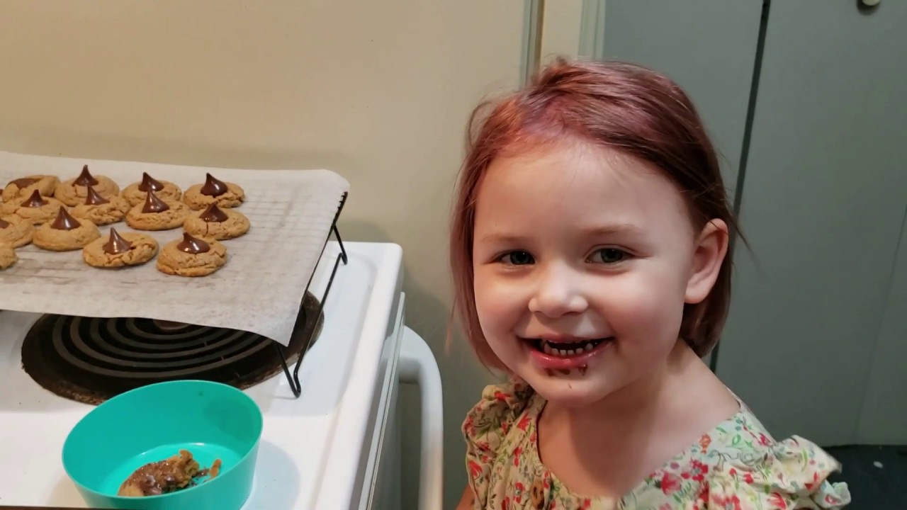 Cooking with Zoe - Peanutbutter Kiss Cookies - YouTube