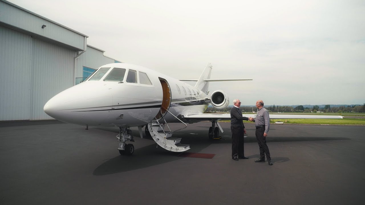 Fred George flies a classic Falcon 20 - YouTube