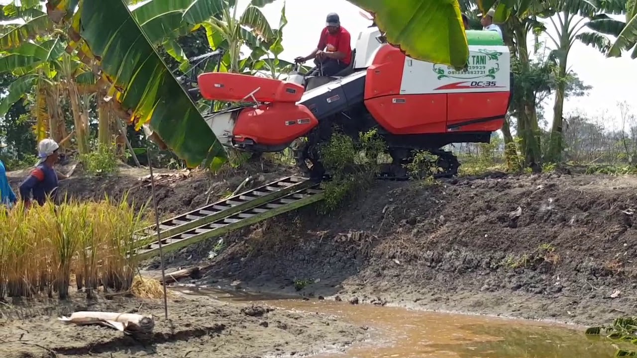 Combine Kubota dc-35 - YouTube