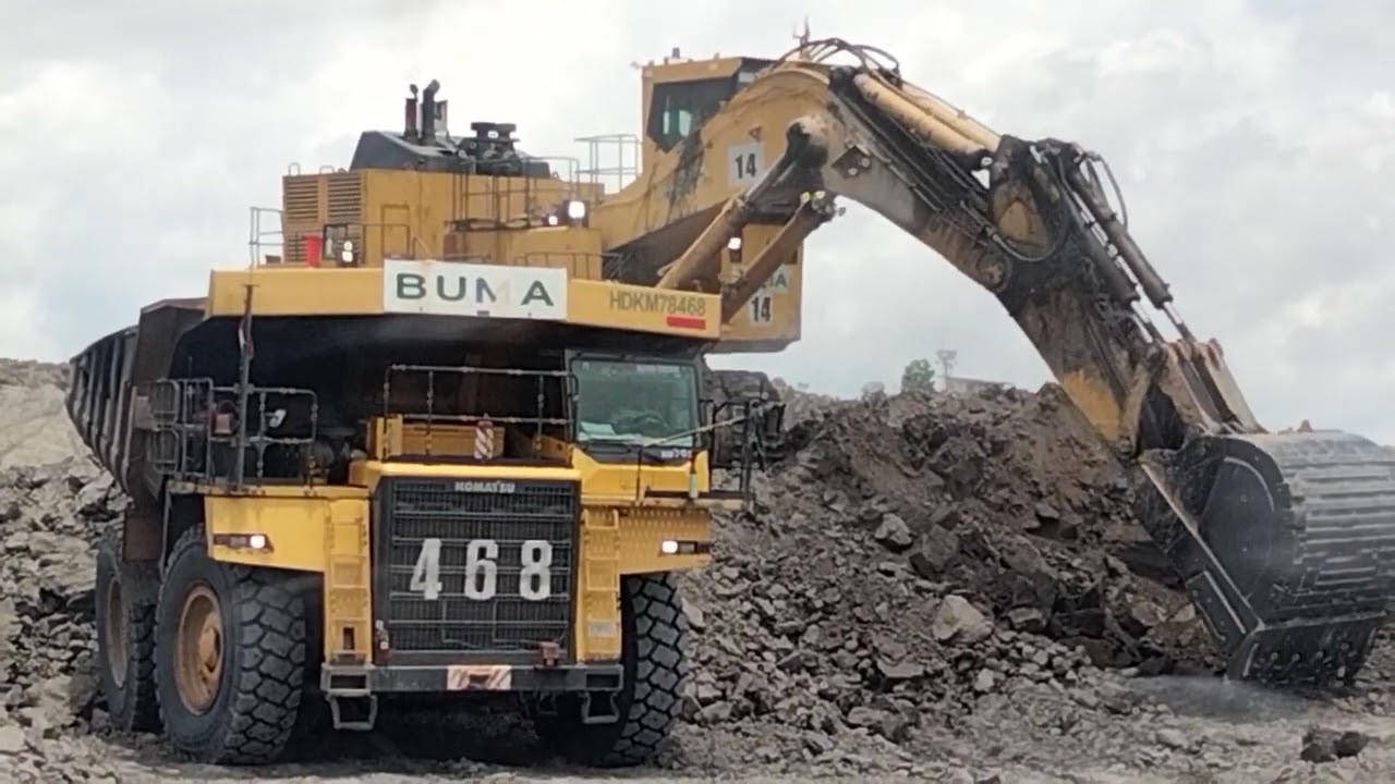 Alat Berat Excavator Besar Mengeruk Batu Bara/Excavator Menaikkan Batu ...