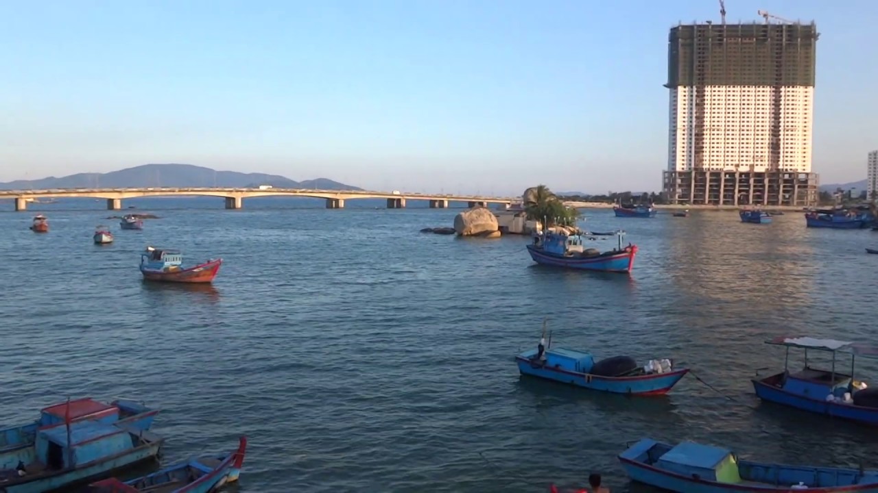 Cau` Xom' Bong' nhin` ra cau` Tran Phu' Nha Trang Viet Nam - YouTube