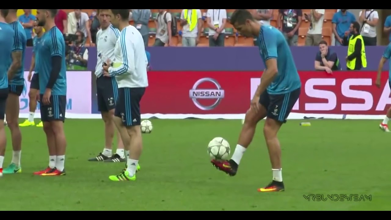 Cristiano Ronaldo Amazing Freestyle Skills & Tricks HD - YouTube