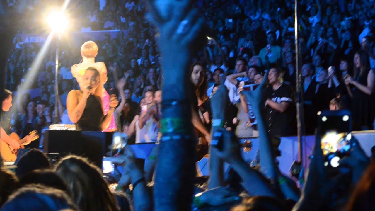 Fight In Miley Cyrus Concert while singing Jolene - YouTube