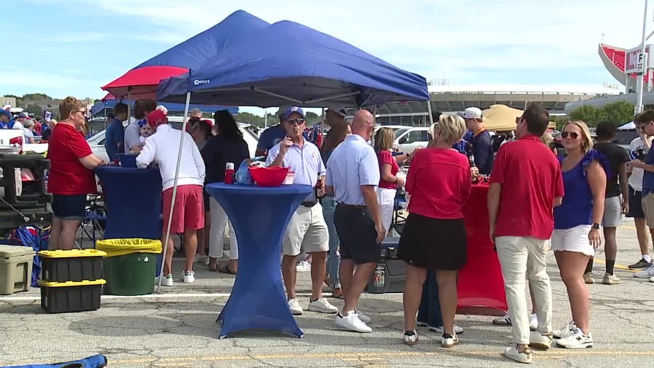 'We're not giving up': KU fans tailgate at GEHA Field at Arrowhead ...