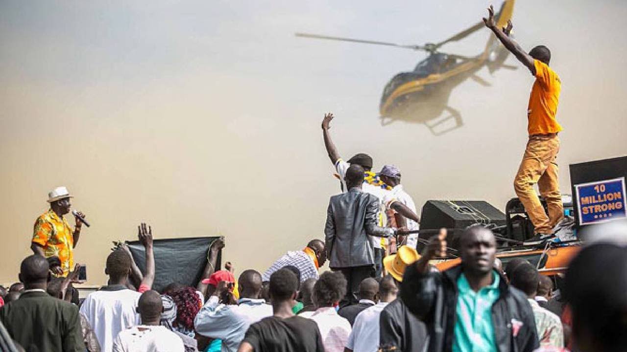 SHOCKING !! SEE WHAT HAPPENED TO RAILA'S CHOPPER WHILE LANDING IN KITUI ...