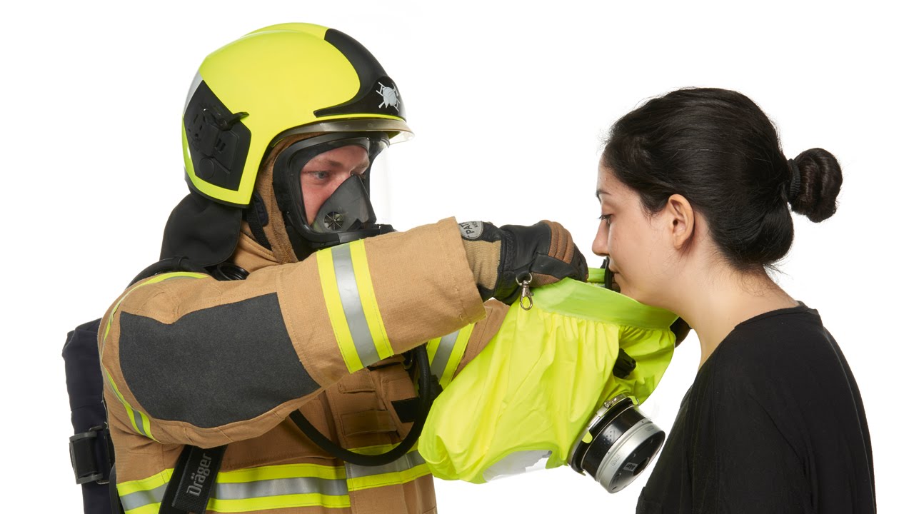 Dräger PARAT 5550 Brandfluchthaube - Anwendung und Fremdrettung - YouTube
