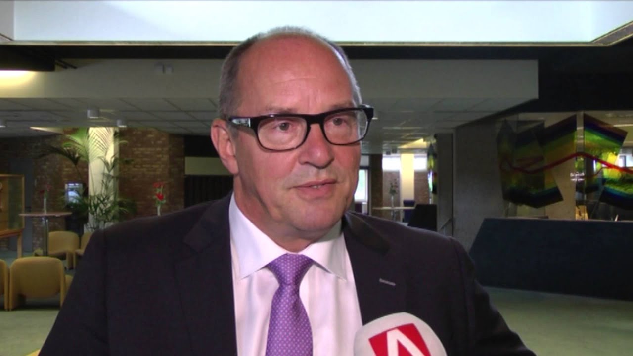 Peter Bot over column Johan Bos - RTVA - YouTube