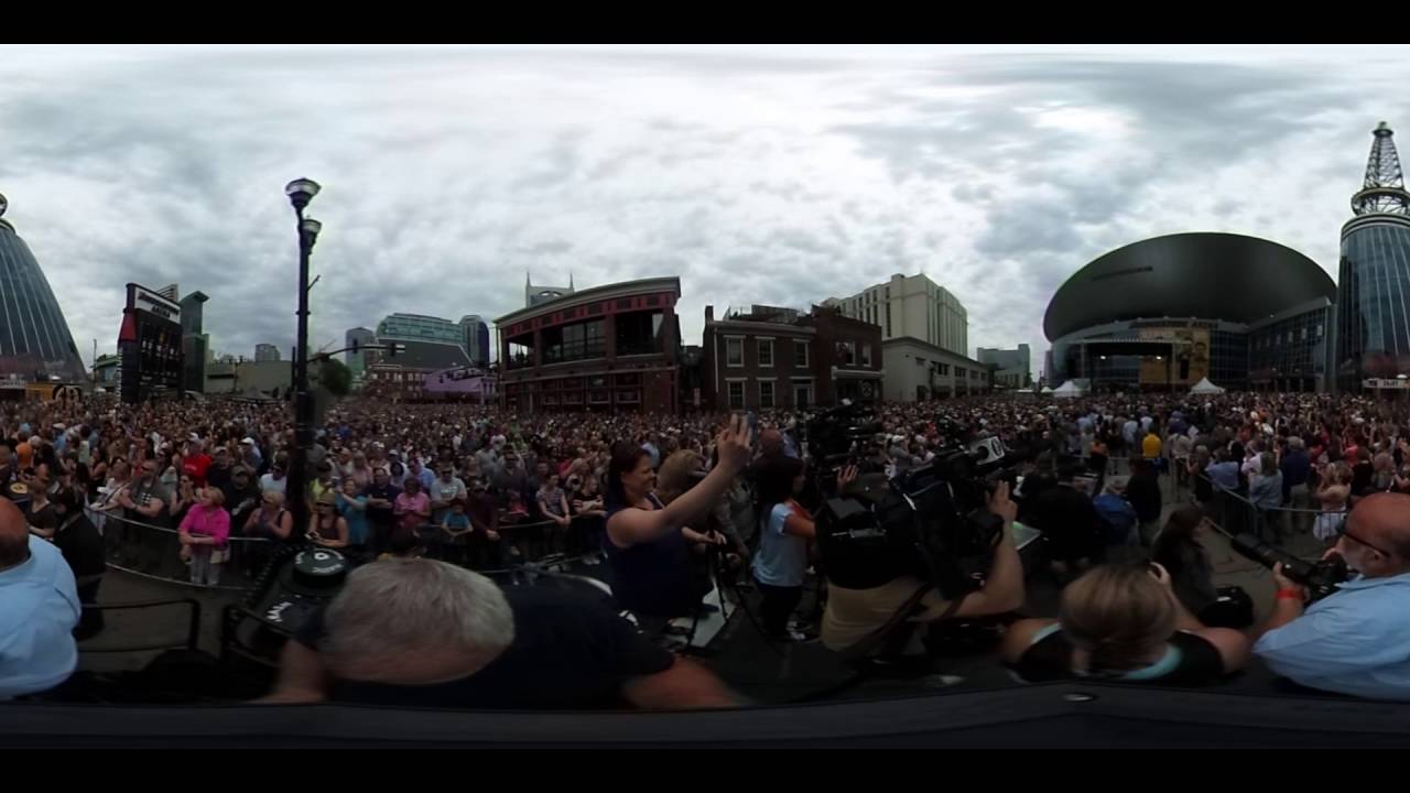 Keith Urban sings a free concert in Nashville - YouTube