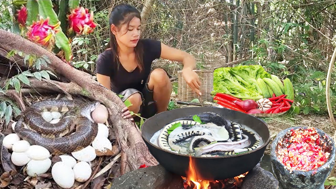 Wow Very Brave! Catching Big Snake and Cooking soup for jungle yummy ...