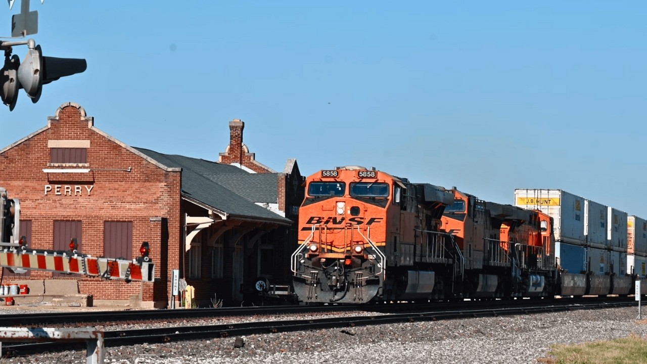 Day of Freight Trains | BNSF Freight on the ATSF in Perry, Oklahoma ...