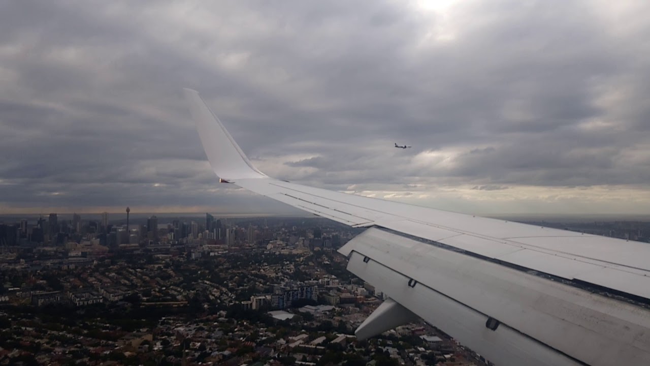 Parallel landing at Sydney Airport - YouTube