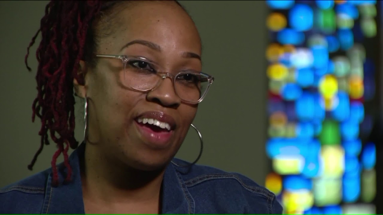 'Bag Lady Outreach' helps through handbags - YouTube