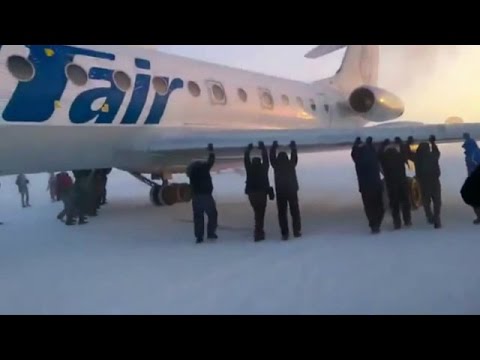 Rusiyada sərnişinlər qar üstündə təyyarəni belə itələyirlər