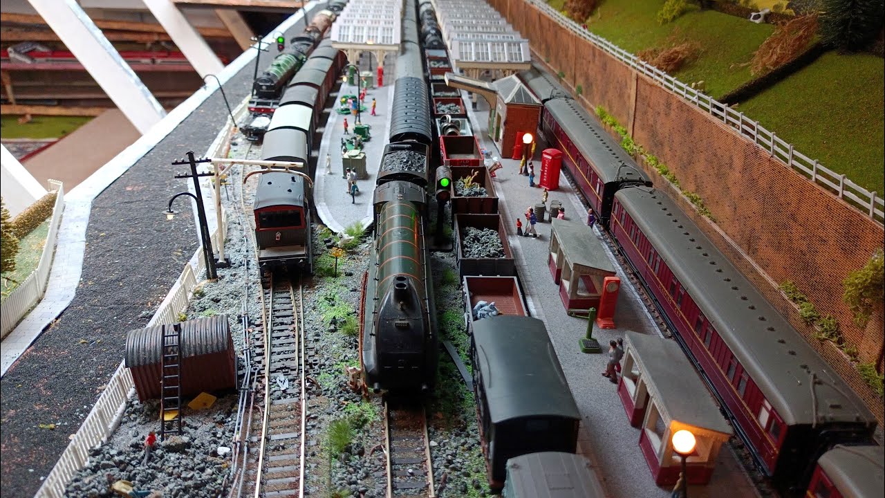 A grand tour of a huge OO gauge loft model train railway set - YouTube