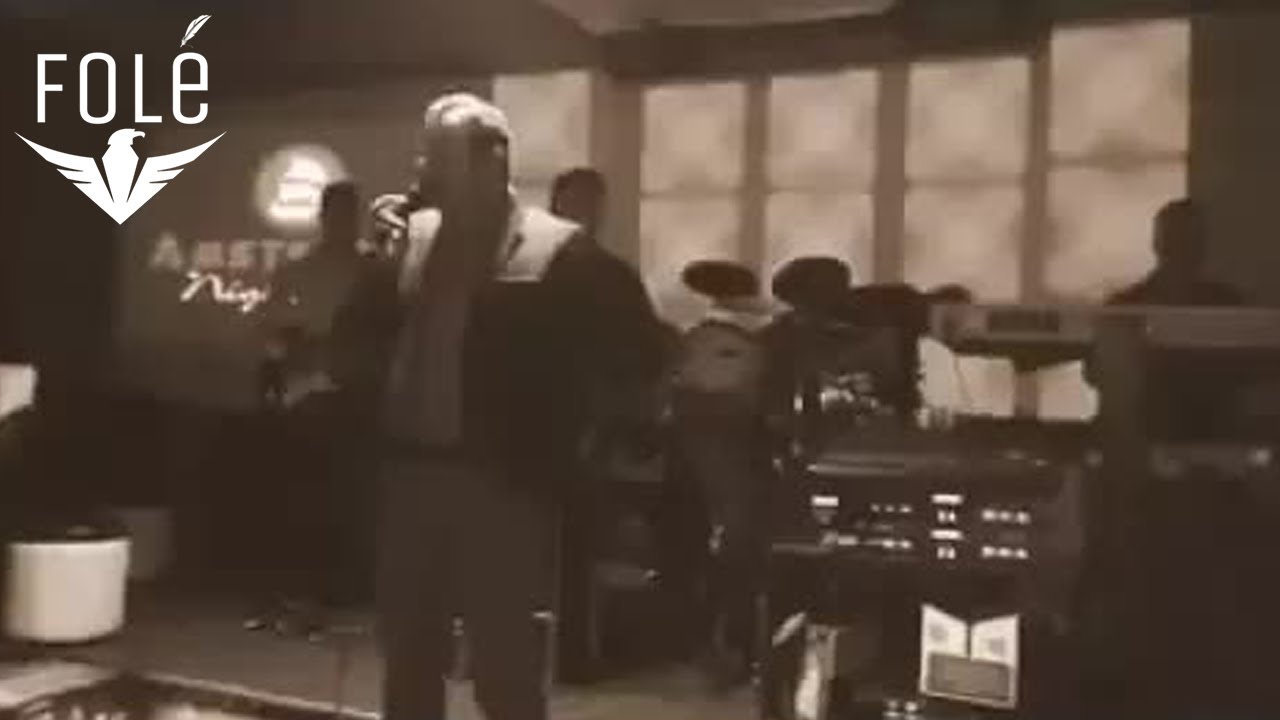 Julian Mustafa .. Si era e malit .. "C'ishte valle ajo" Live .. - YouTube