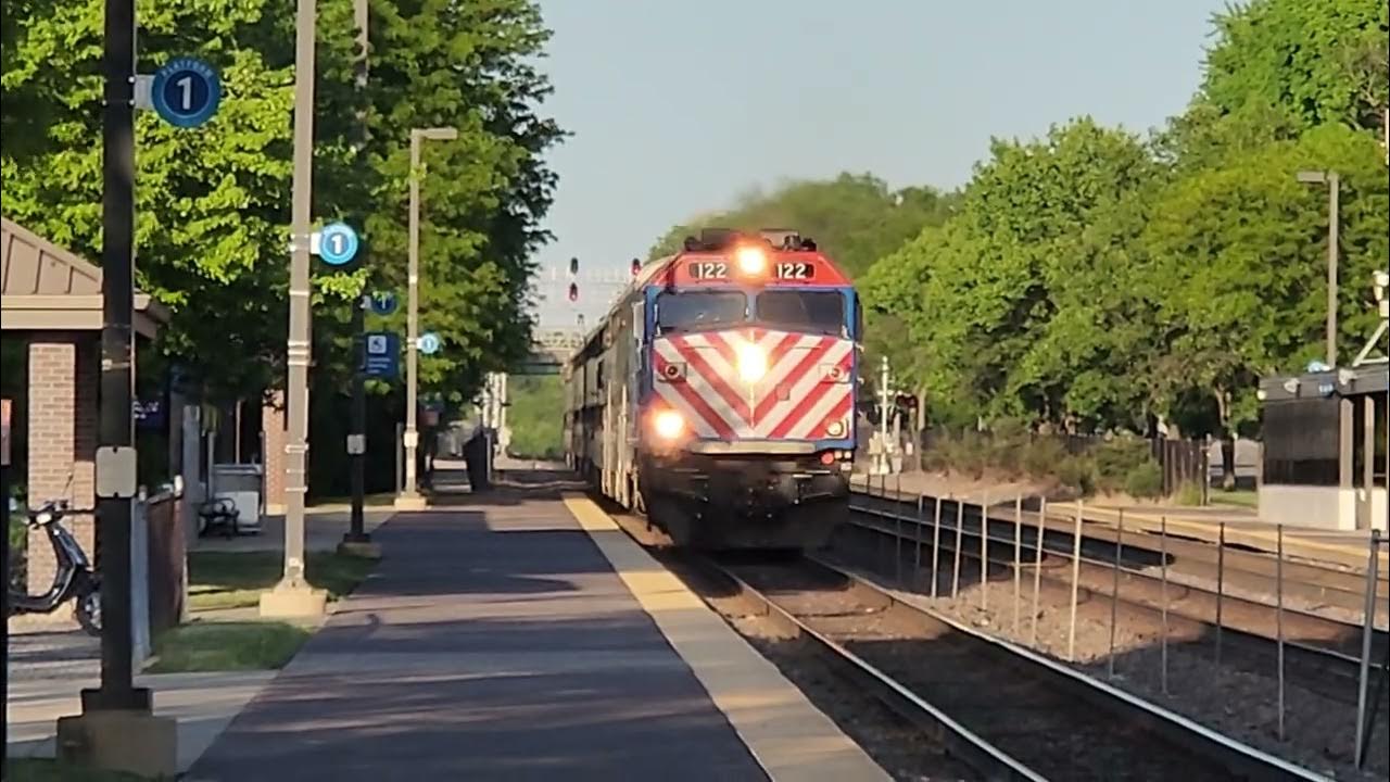Metra 122: Arriving Naperville, Illinois - YouTube