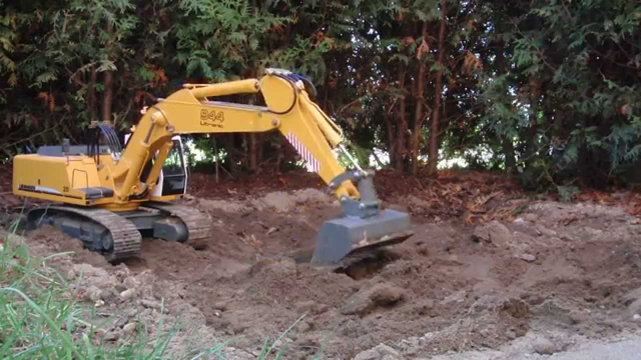 RC EXCAVAOR LIEBHERR 944 DIGGING IN THE GARDEN - PREMACON - YouTube