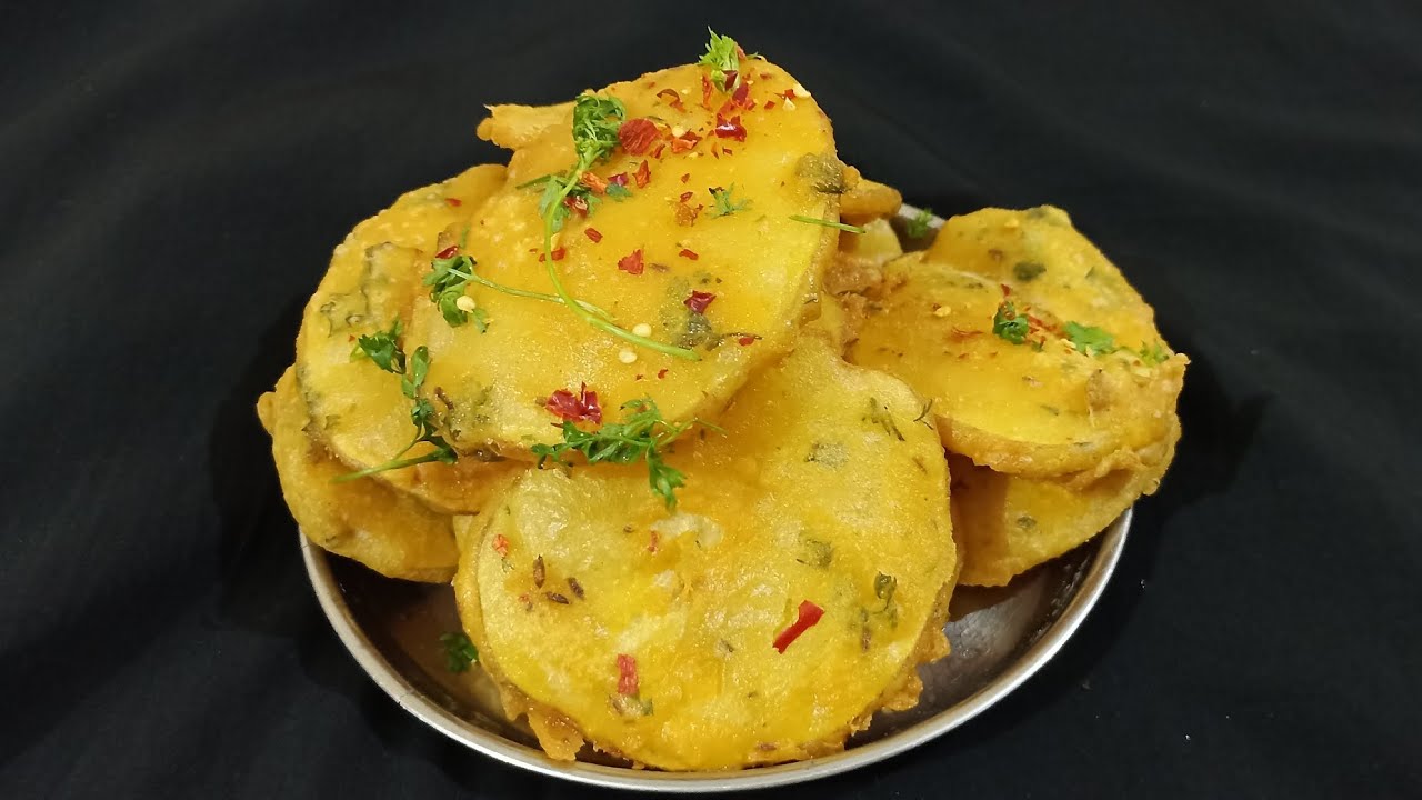 Crispy Aloo Pakoda Recipe Aloo bhajiya recipe Cook with Kitchen With ...