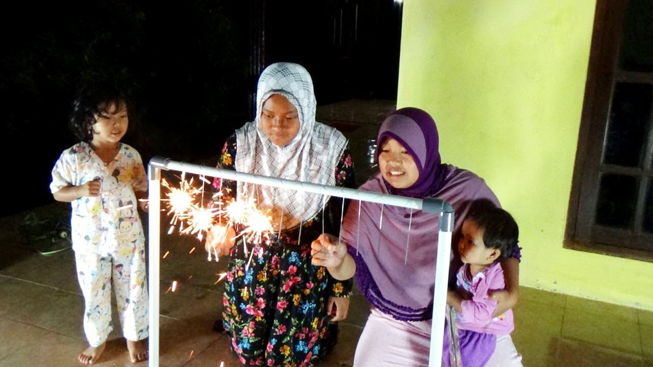 SERUNYA.. Balita Lucu Bermain Kembang Api - fireworks for kids - YouTube
