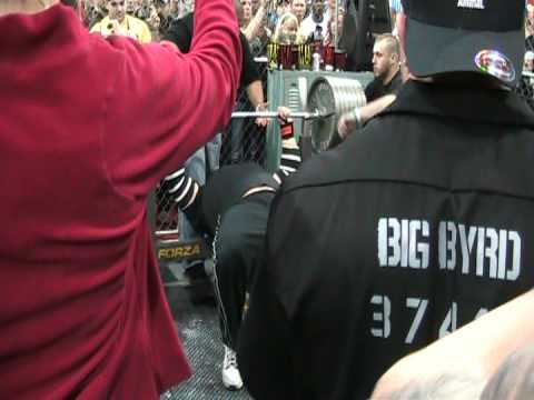 Nick Winters 700 Pound Bench Press - YouTube